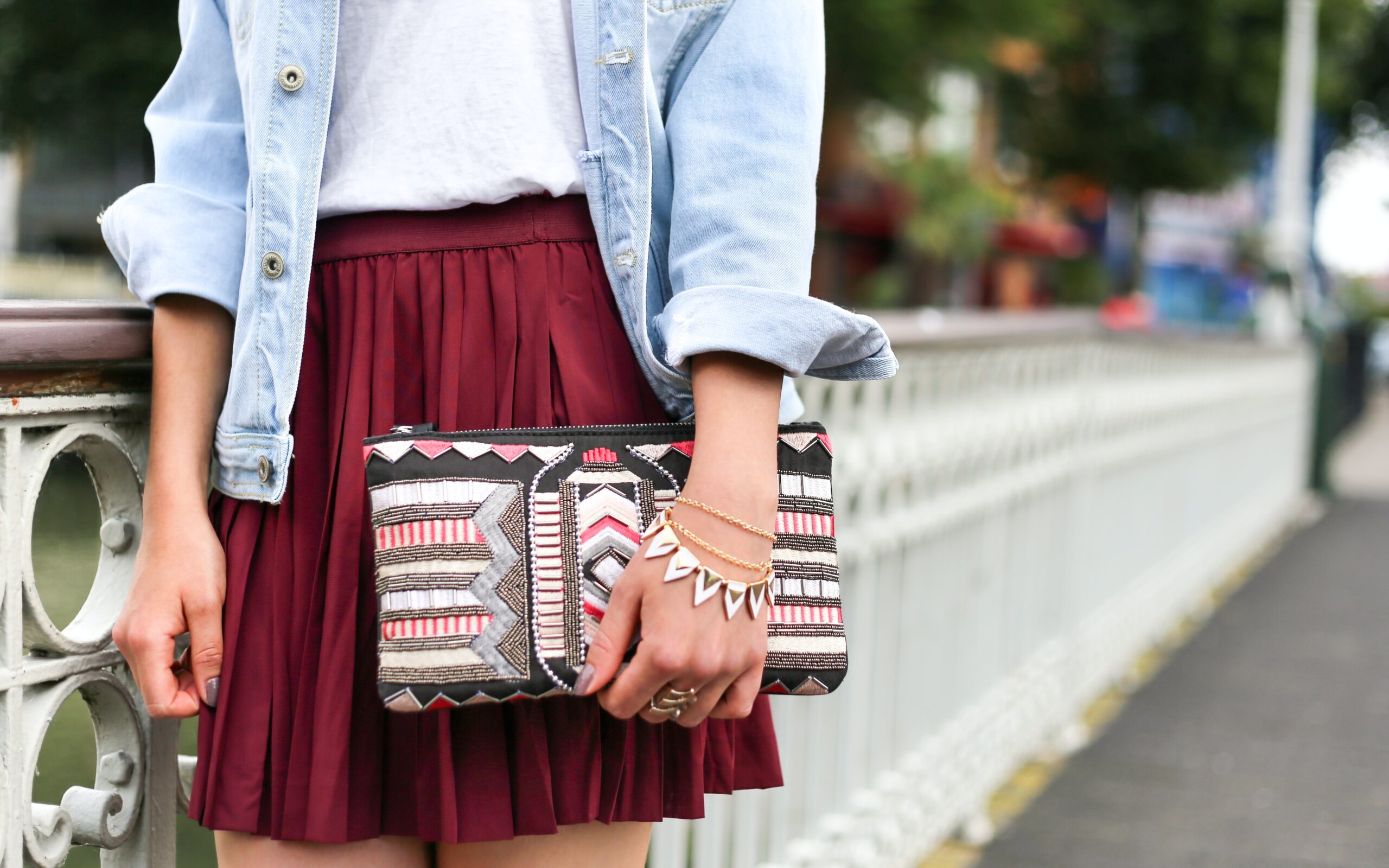 How To Carry Your Clutch. - columnseeker